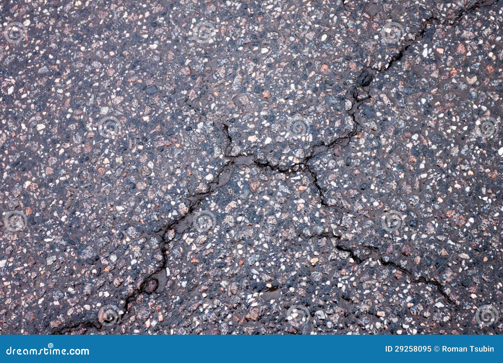 Alter Nasser Getragener Und Gebrochener Asphalt Stockbild - Bild von ...