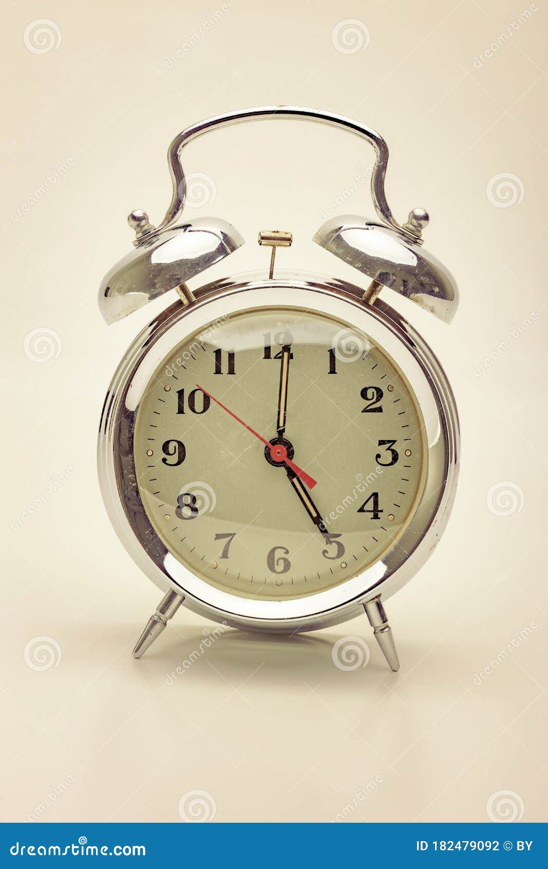 Alter nostalgischer Wecker stockfoto. Bild von vorwahlknopf - 182479092