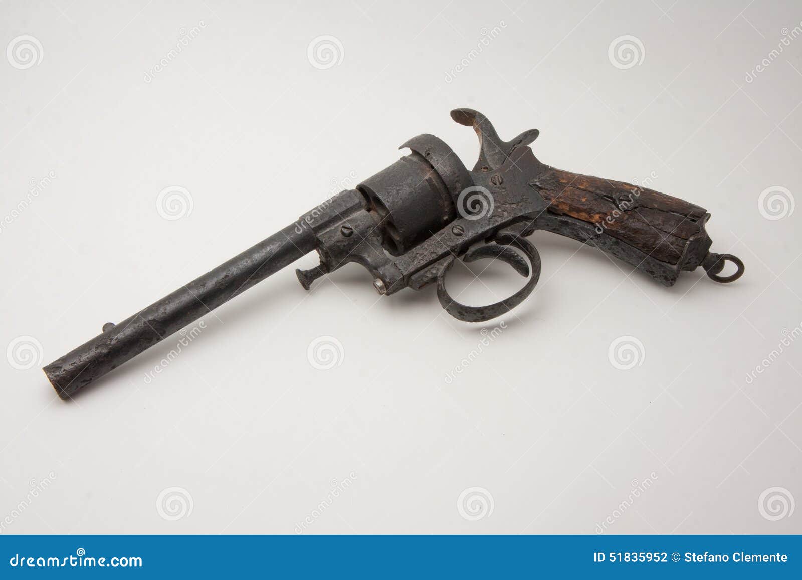 Alter Revolver stockfoto. Bild von gewehren, militärisch - 51835952