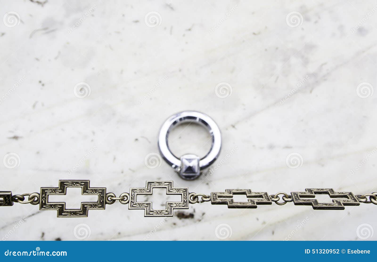 Alter Ring in einem Grab stockfoto. Bild von halloween - 51320952