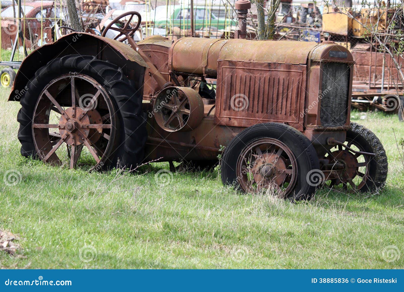 Alter rostiger Traktor stockfoto. Bild von metall, vergessen - 38885836