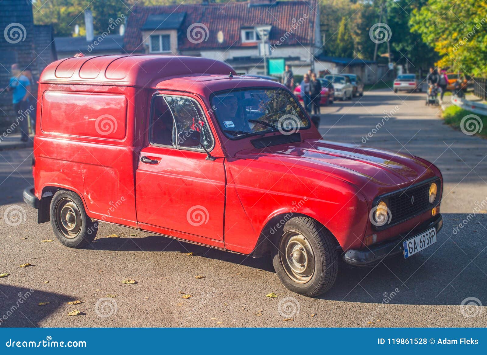 Alter Roter Packwagen Renaults 4 an Einer Autoshow Redaktionelles ...