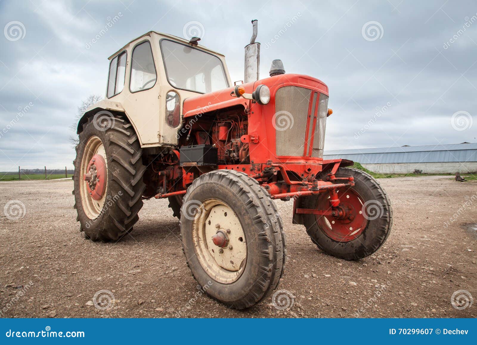 Alter Roter Russischer Traktor Stockbild - Bild von wolke, ernte: 70299607