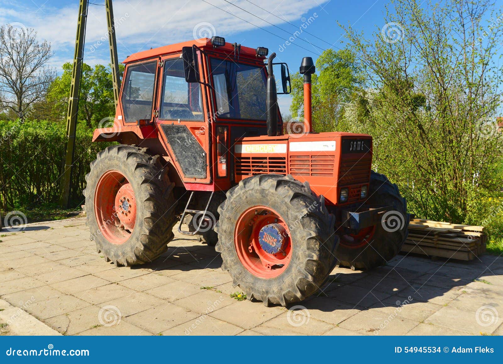 Alter roter Traktor redaktionelles stockbild. Bild von nord - 54945534