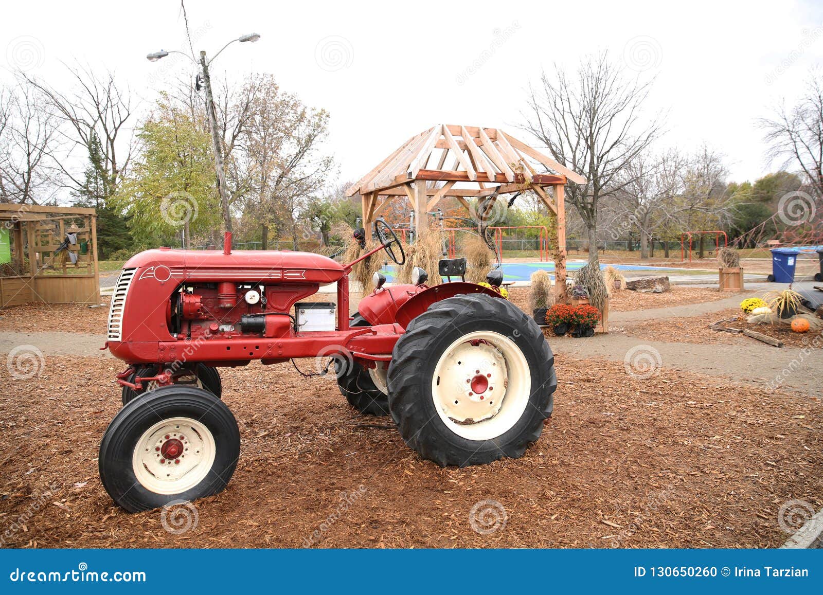 Alter Roter Traktor Auf Dem Bauernhof Stockfoto - Bild von ...