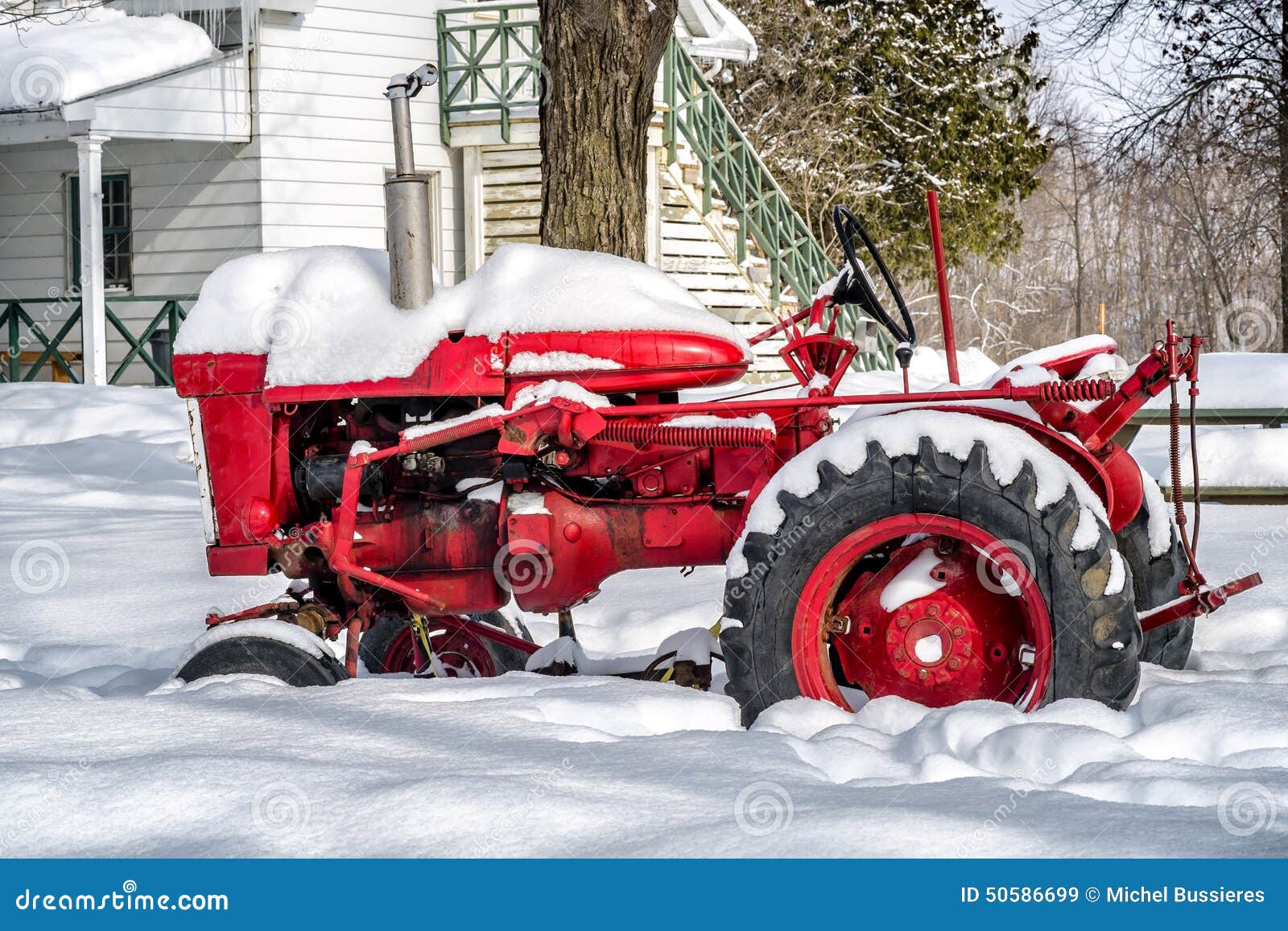 Alter Roter Traktor Im Schnee Stockbild - Bild von treppen, traktor ...
