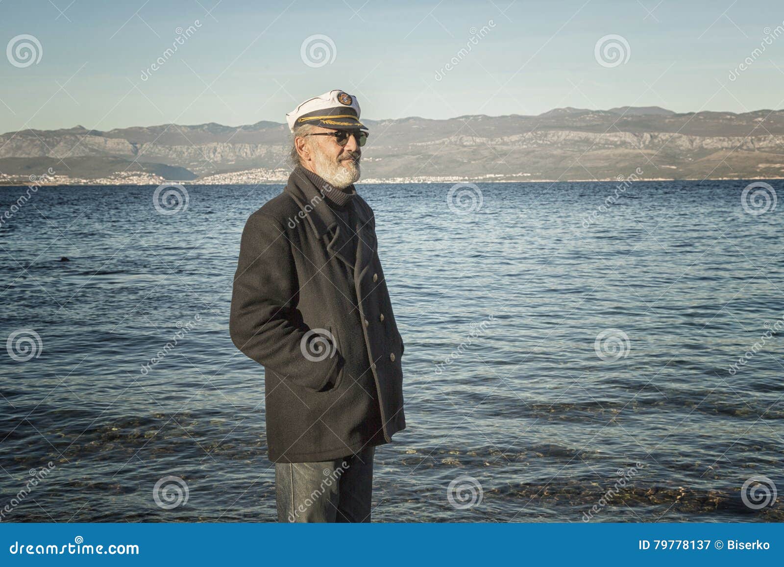 Alter Seemann, Der Auf Sein Schiff Wartet Stockbild - Bild von ...