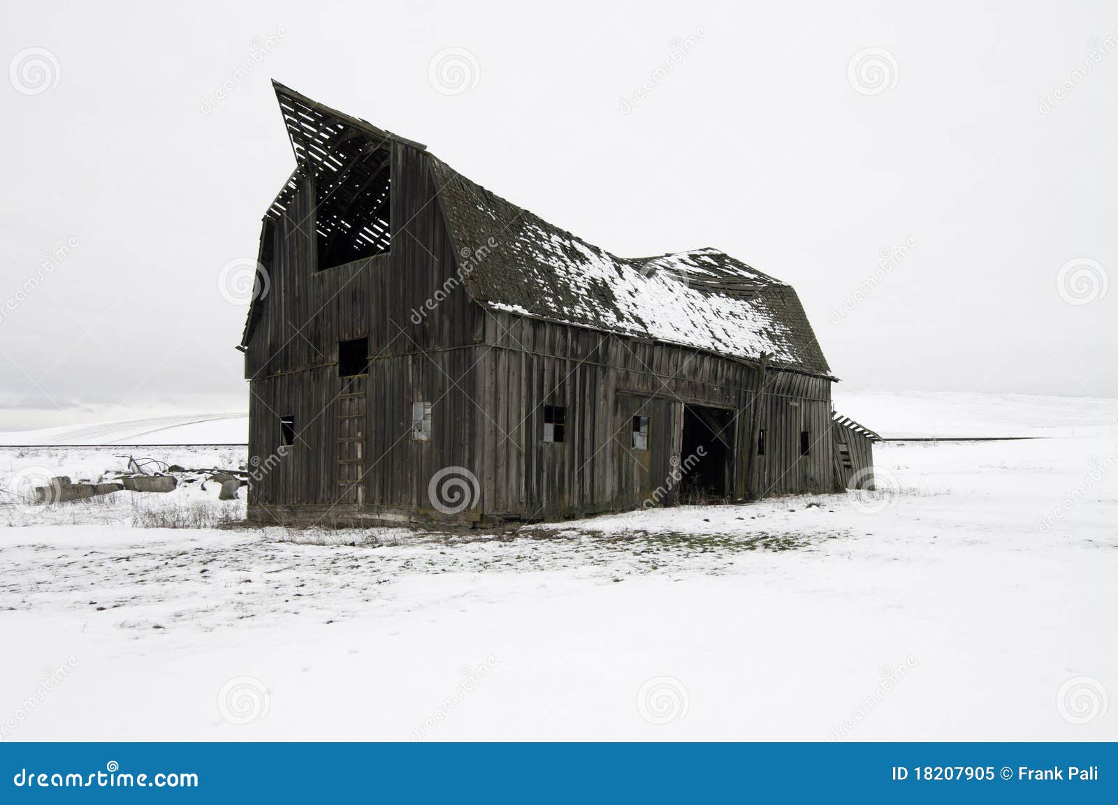 Alter Stall im Winter stockbild. Bild von gebäude, stall - 18207905