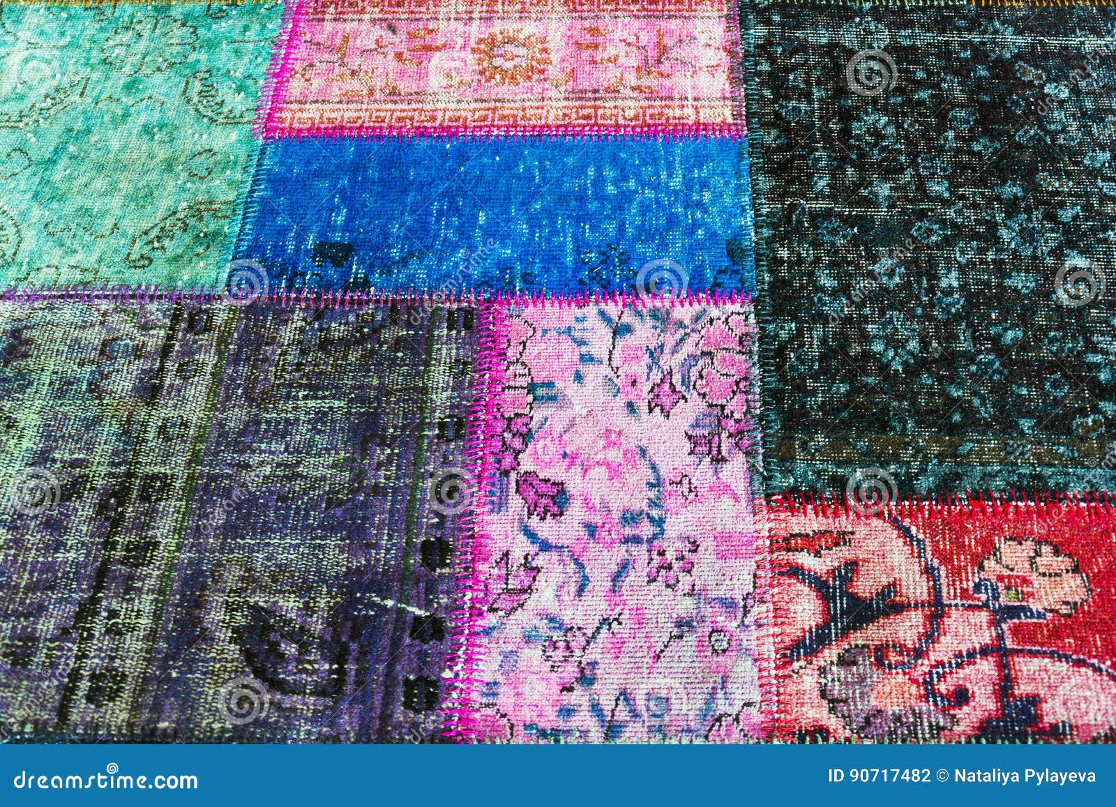 Alter Teppich Von Mehrfarbigen Lappen Stockfoto - Bild von glas, luft ...