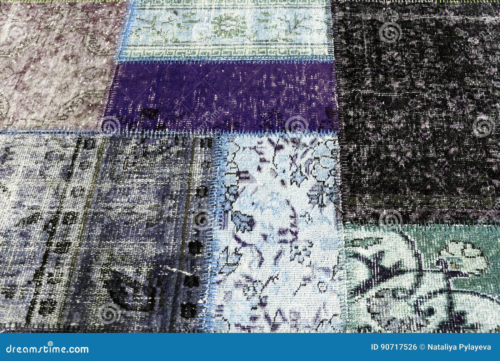 Alter Teppich Von Mehrfarbigen Lappen Stockfoto - Bild von borduhren ...