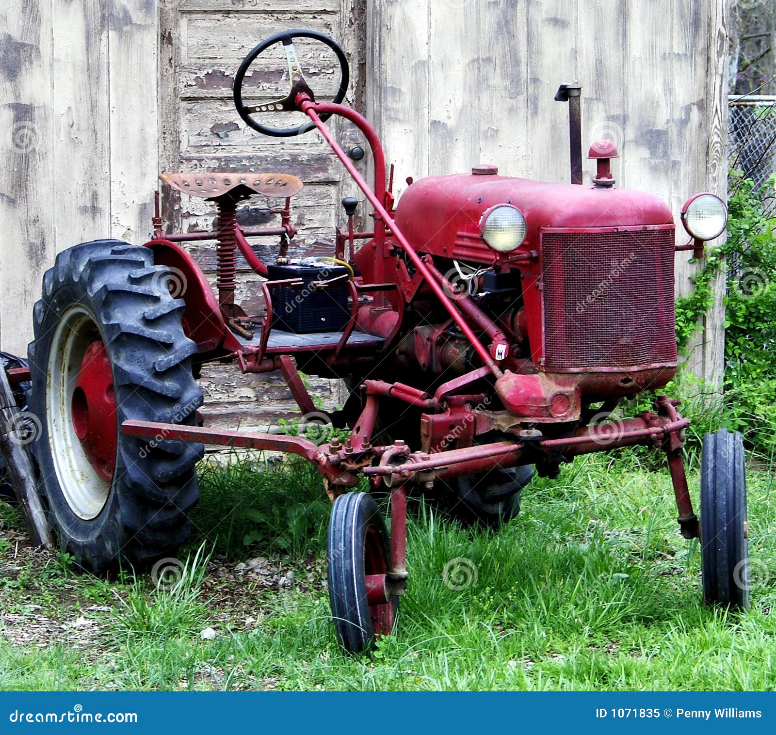 Alter Traktor stockbild. Bild von nord, räder, traktor - 1071835