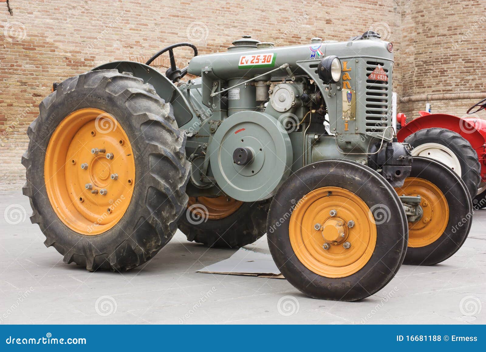 Alter Traktor redaktionelles stockfoto. Bild von bauernhof - 16681188