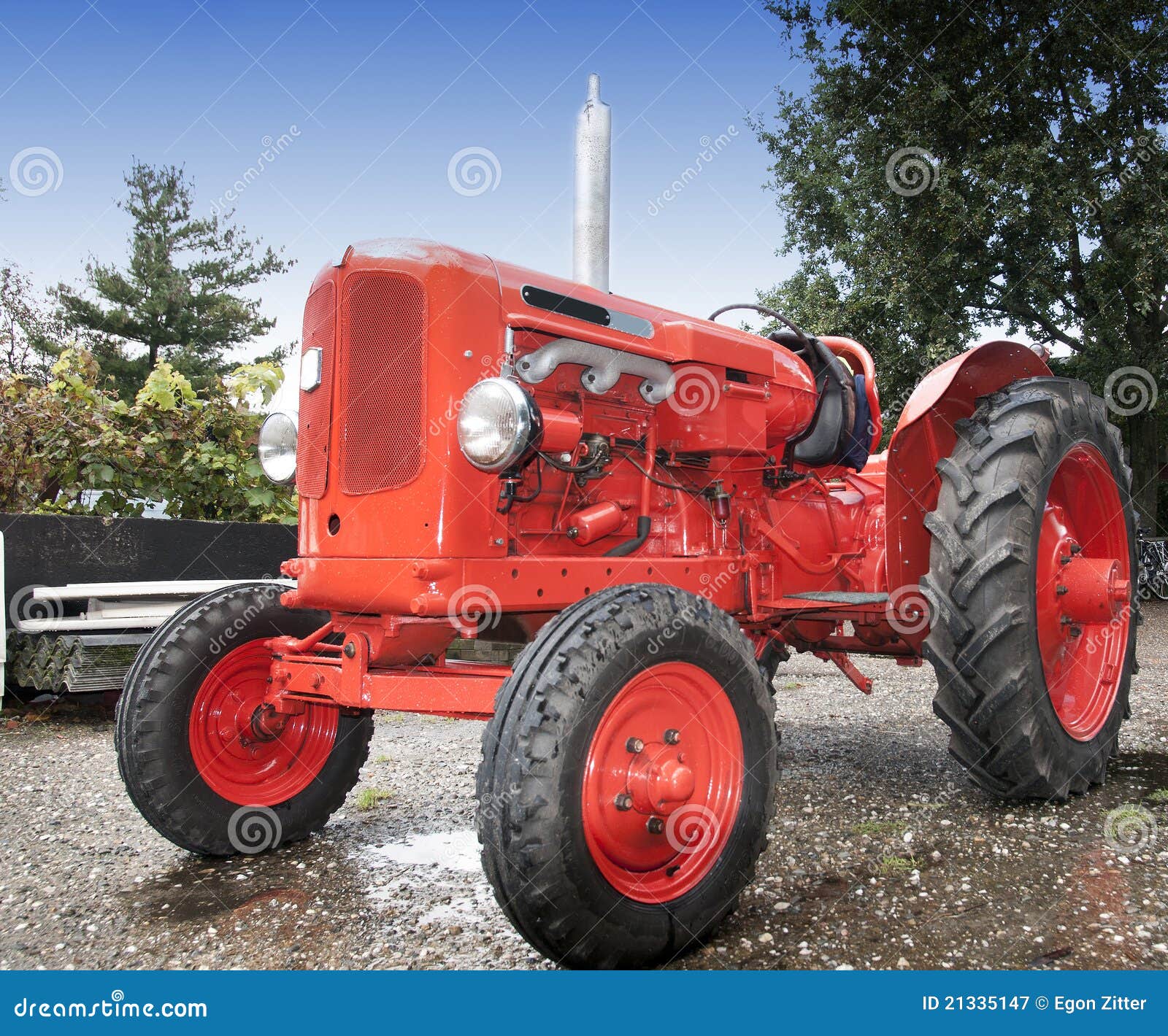 Alter Traktor stockbild. Bild von mähen, scherblock, überholt - 21335147