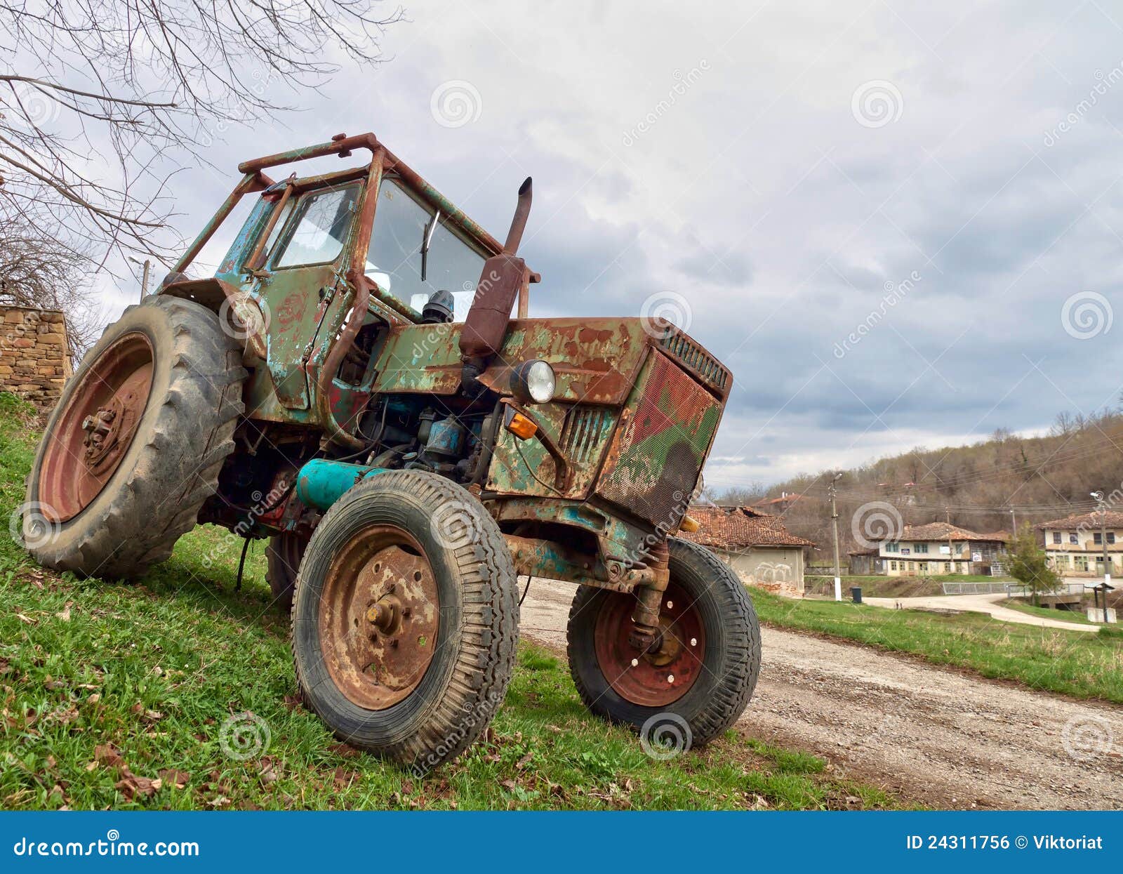 Alter Traktor stockfoto. Bild von jahreszeit, arbeit - 24311756