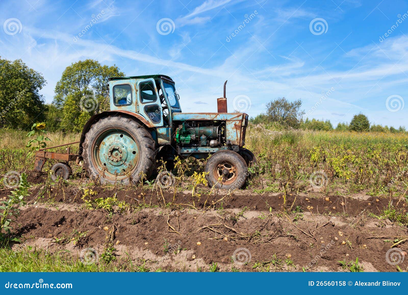 Alter Traktor stockfoto. Bild von feld, agronomie, pflug - 26560158