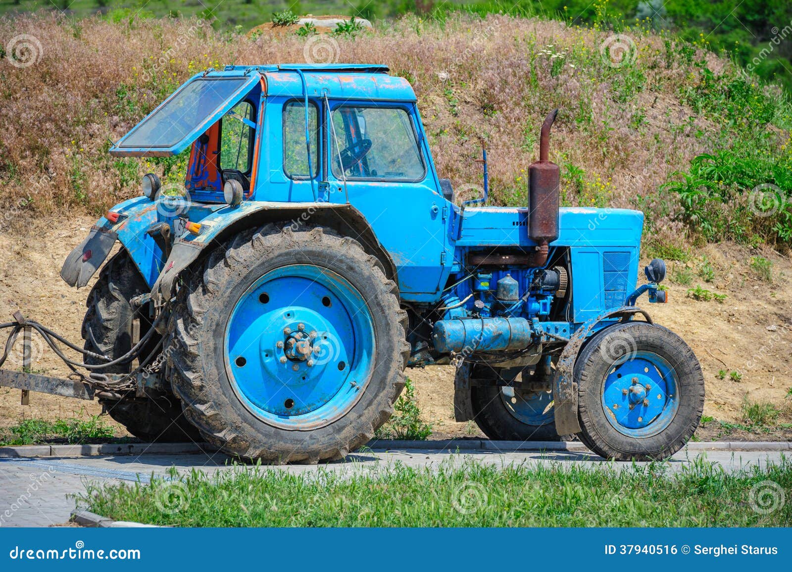 Alter Traktor stockfoto. Bild von bewirtschaften, bauernhof - 37940516