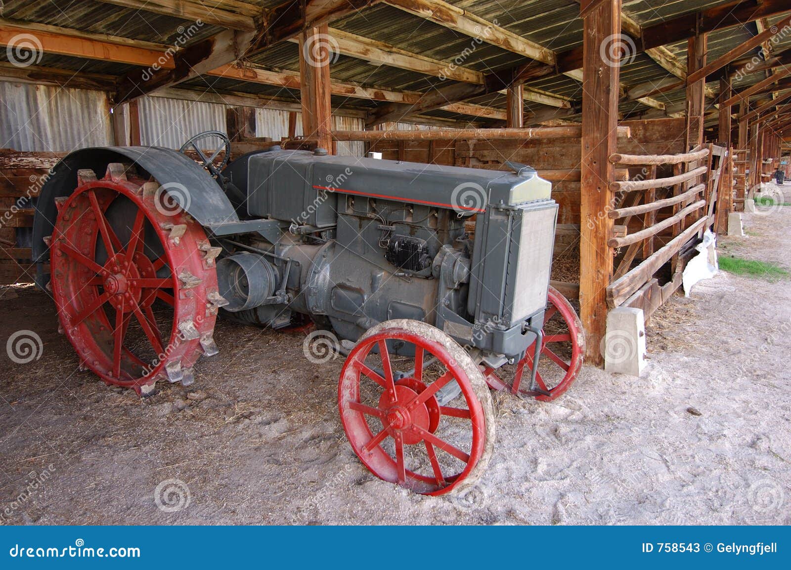 Alter Traktor stockbild. Bild von bauernhöfe, start, bauernhof - 758543