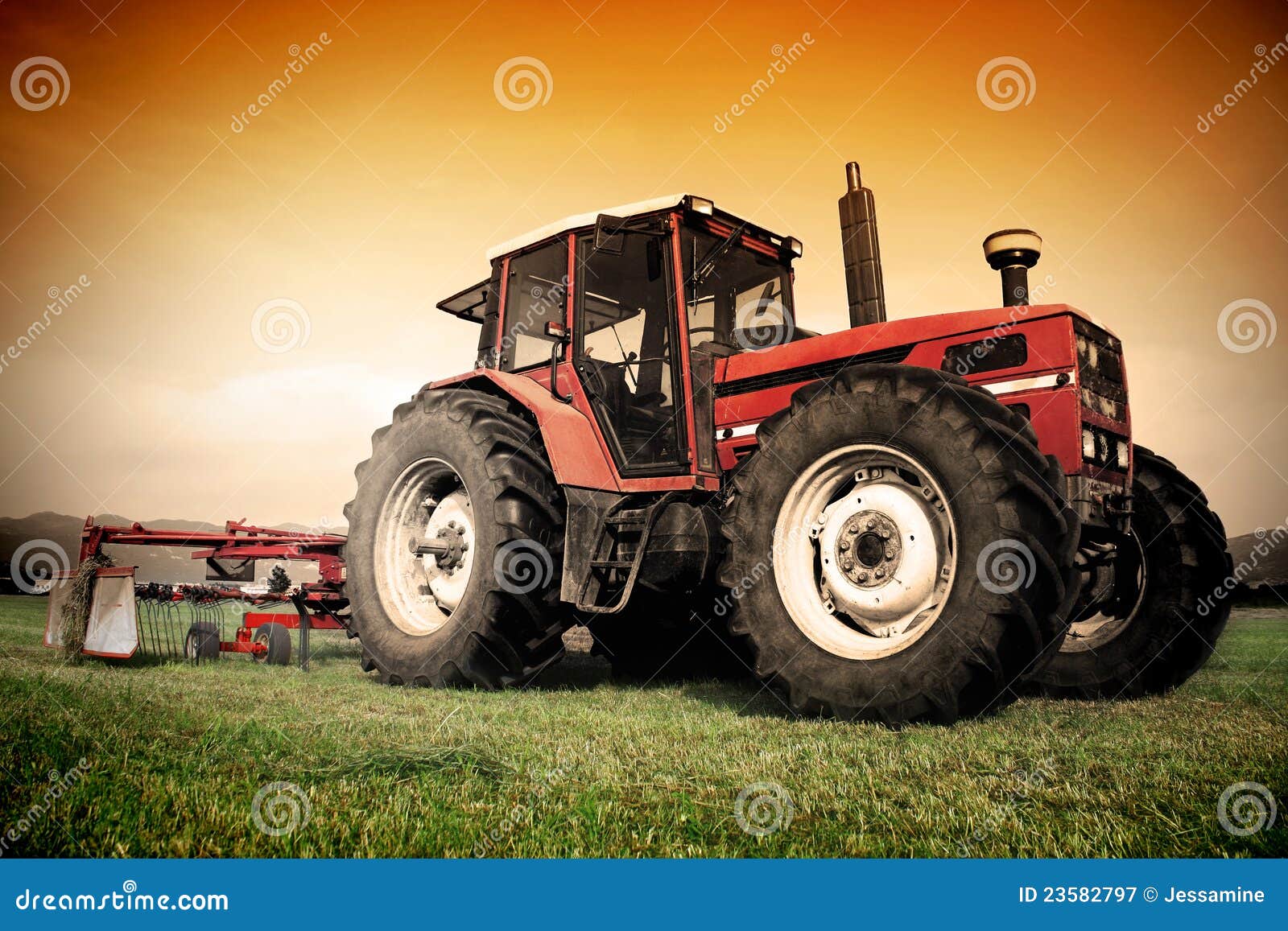 Alter Traktor auf dem Feld stockbild. Bild von wolke - 23582797