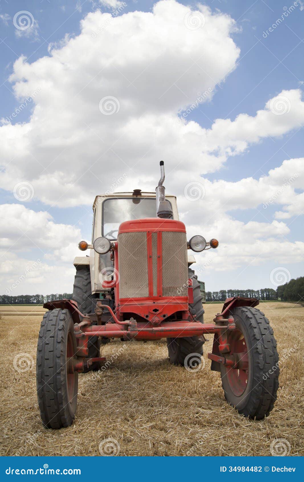 Alter Traktor Auf Dem Gebiet Stockfoto - Bild von bewirtschaften ...