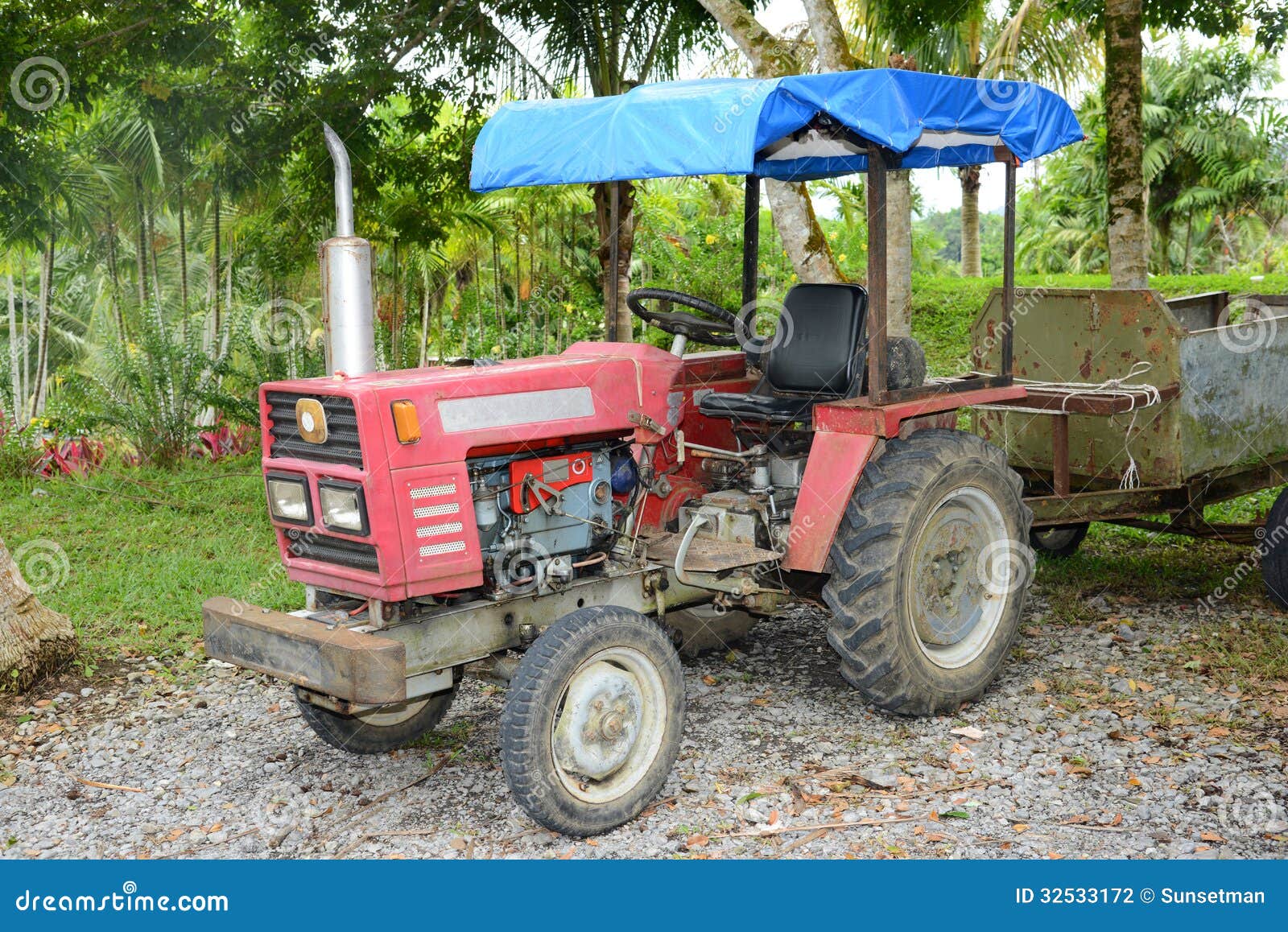 Alter Traktor an Einem Bauernhof Stockfoto - Bild von industriell ...