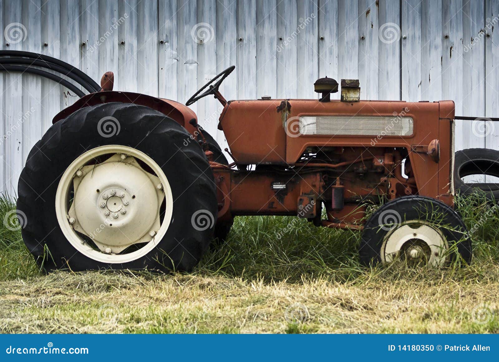 Alter Traktor, Geparkt Durch Den Stall Stockfoto - Bild von antike ...