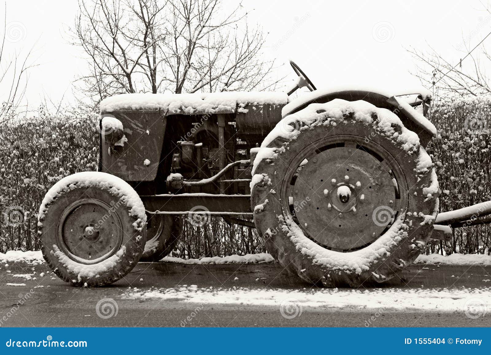 Alter Traktor im Winter stockfoto. Bild von bauernhof - 1555404