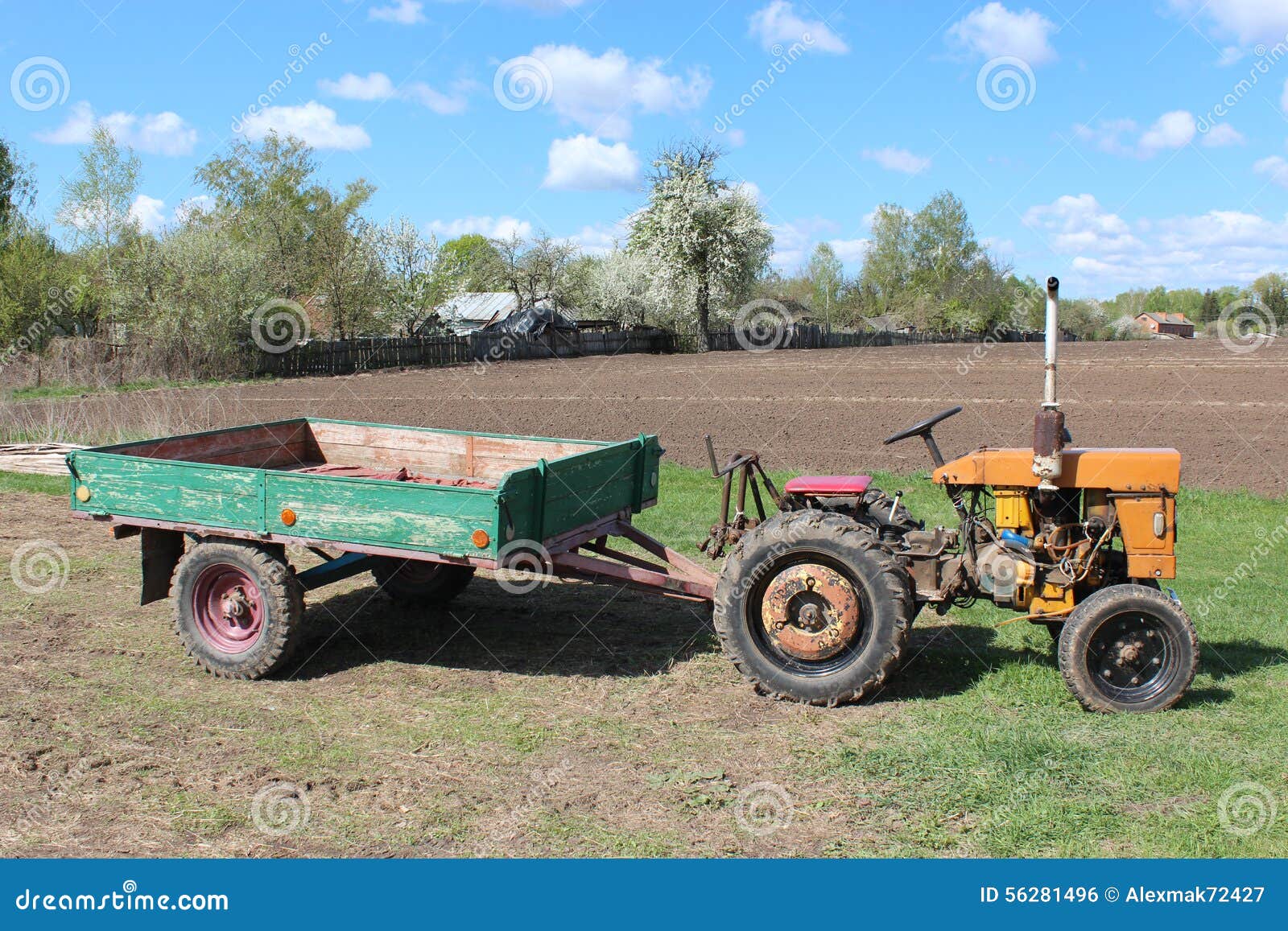Alter Traktor Mit Anhänger Im Dorf Stockfoto - Bild von industrie ...
