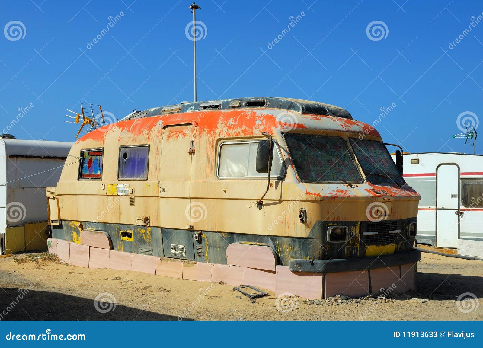 Alter Wohnwagen stockbild. Bild von wohnungen, reisen - 11913633