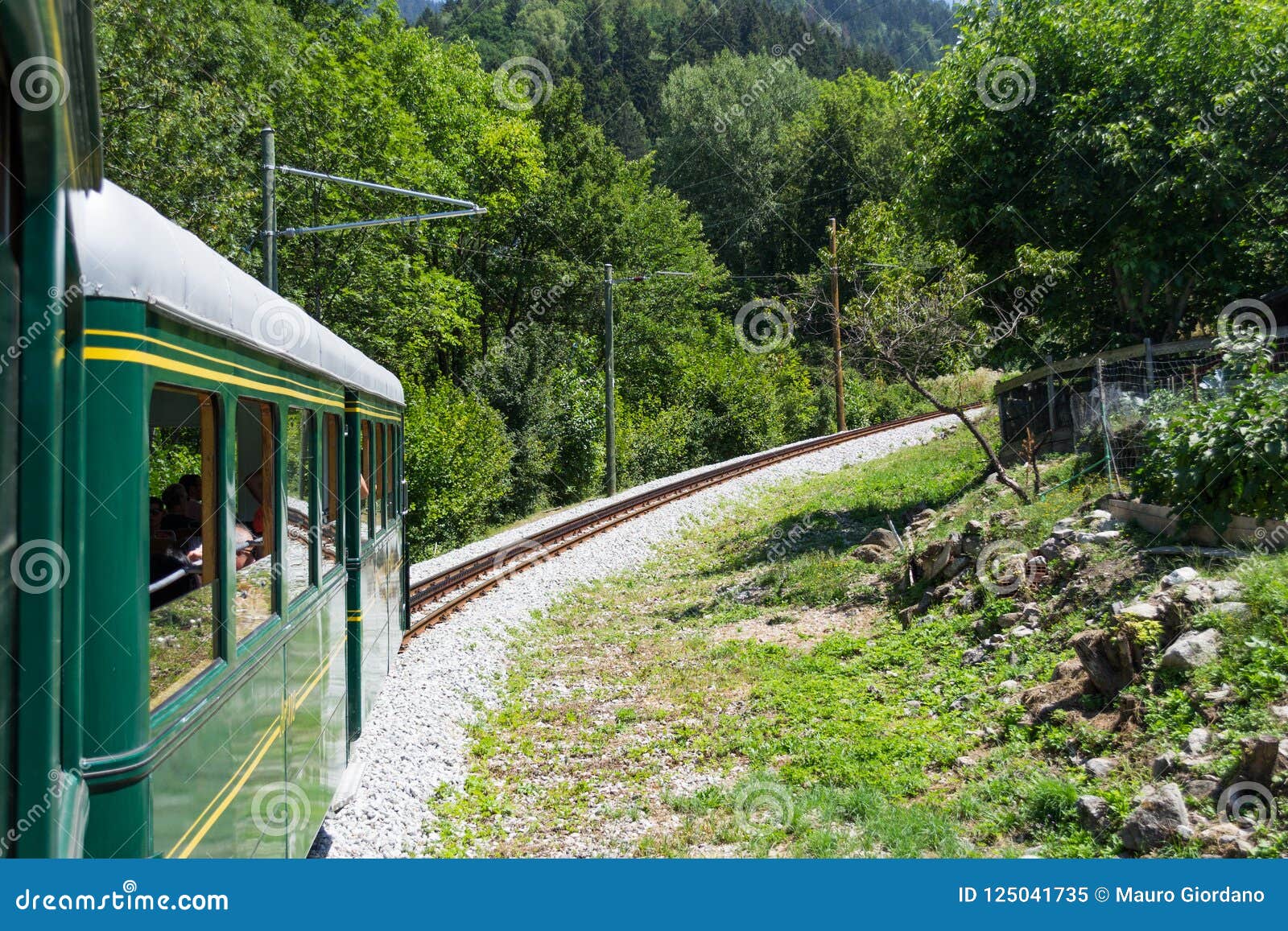 Alter Zug auf Berg stockbild. Bild von berg, frankreich - 125041735