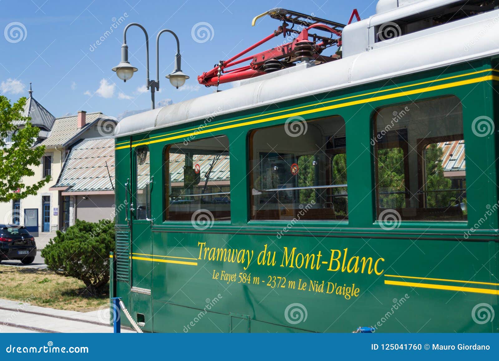 Alter Zug auf Berg redaktionelles bild. Bild von transport - 125041760