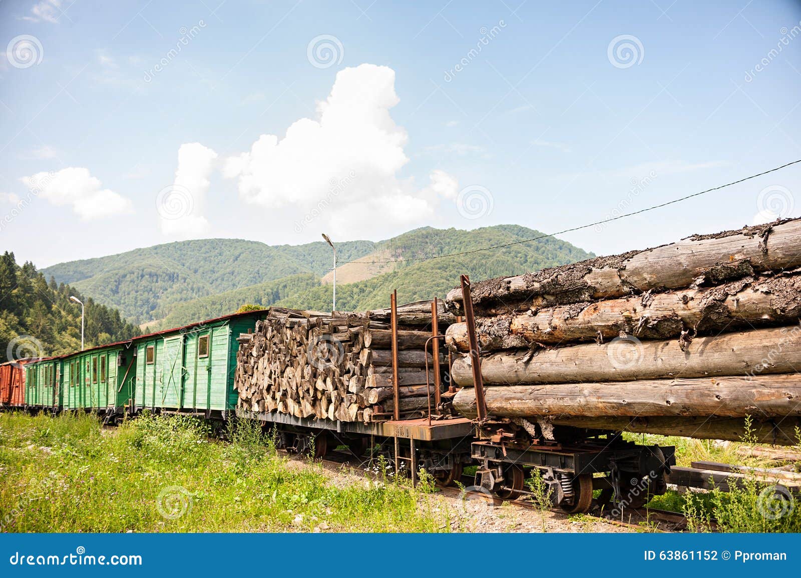 Alter Zug in den Bergen stockfoto. Bild von berg, draussen - 63861152