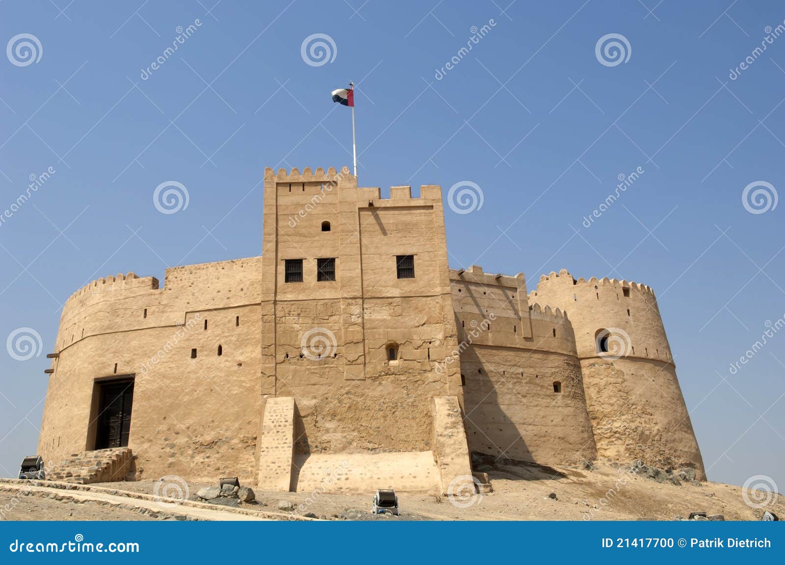 Altes Arabisches Schloss in Fujairah Stockfoto - Bild von felsig ...
