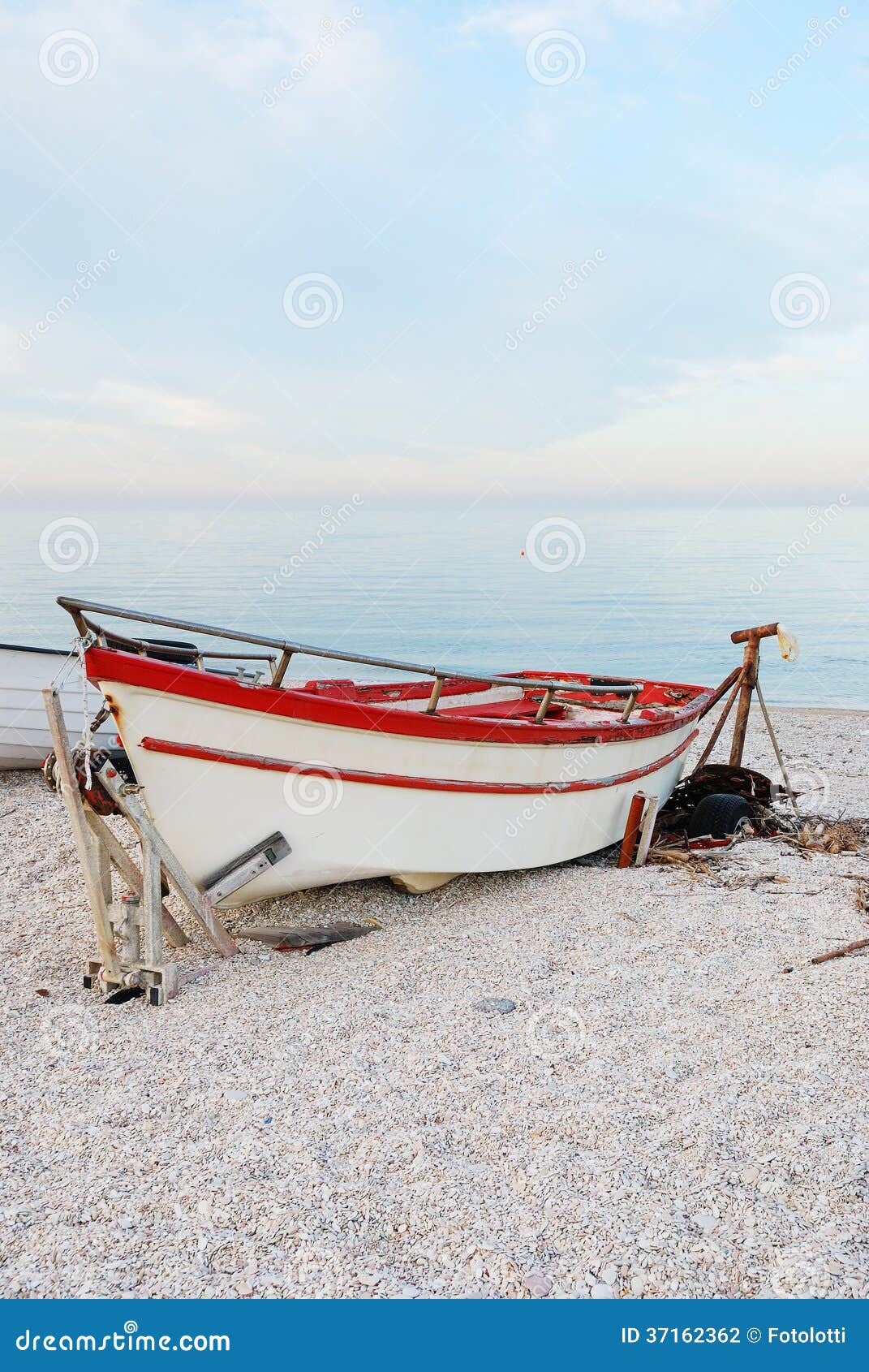 Altes Boot auf dem Strand stockfoto. Bild von jahreszeit - 37162362