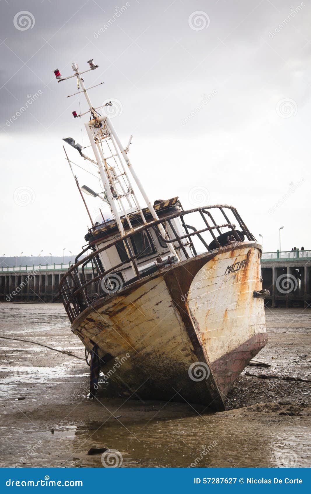 Altes Boot Auf Dem Strand in Inhambane Redaktionelles Stockfotografie ...