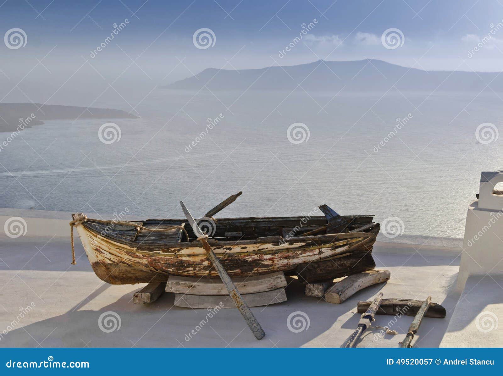 Altes Boot auf einem Dach stockbild. Bild von romantisch - 49520057