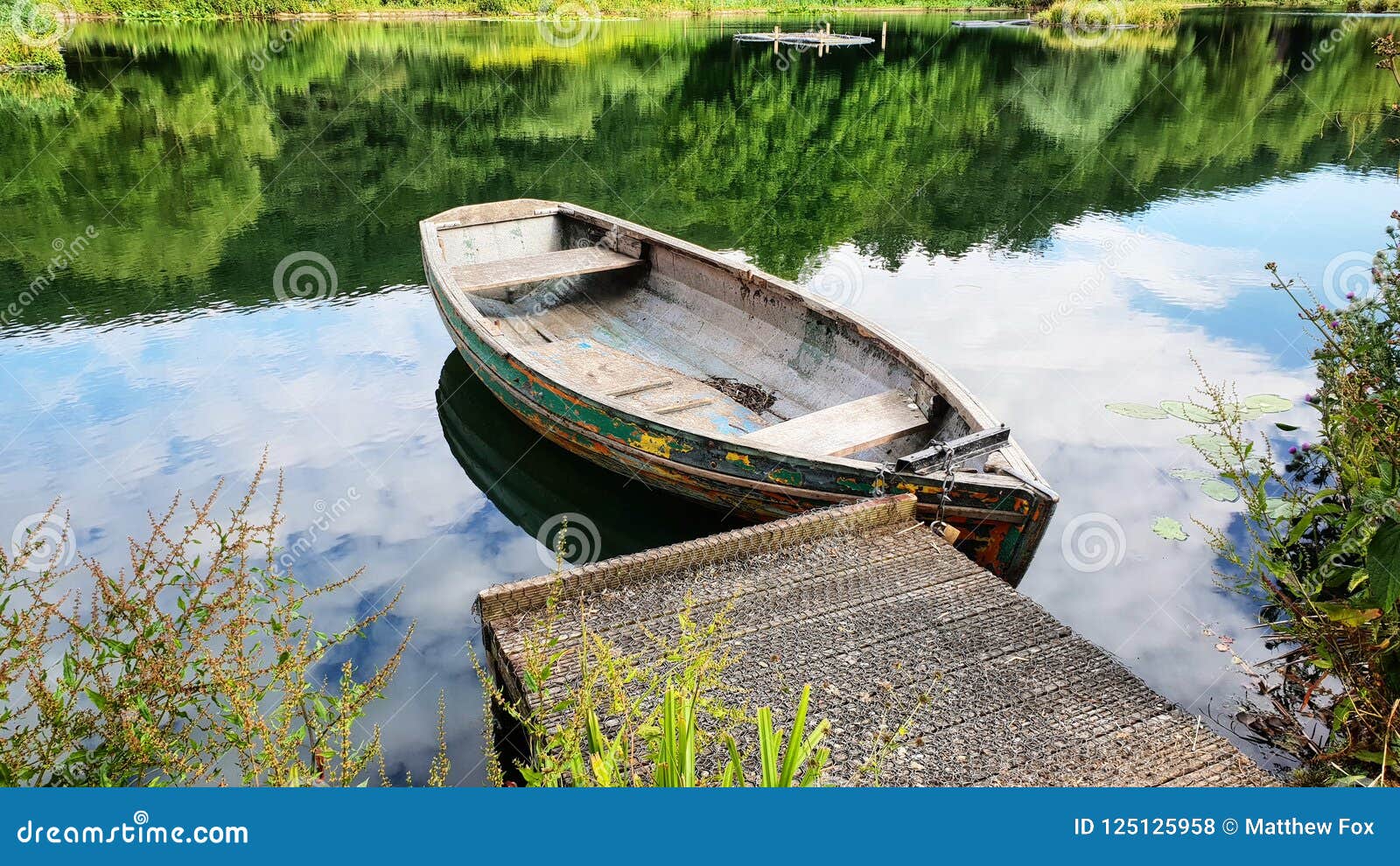 Altes Boot auf See stockfoto. Bild von hölzern, paddel - 125125958