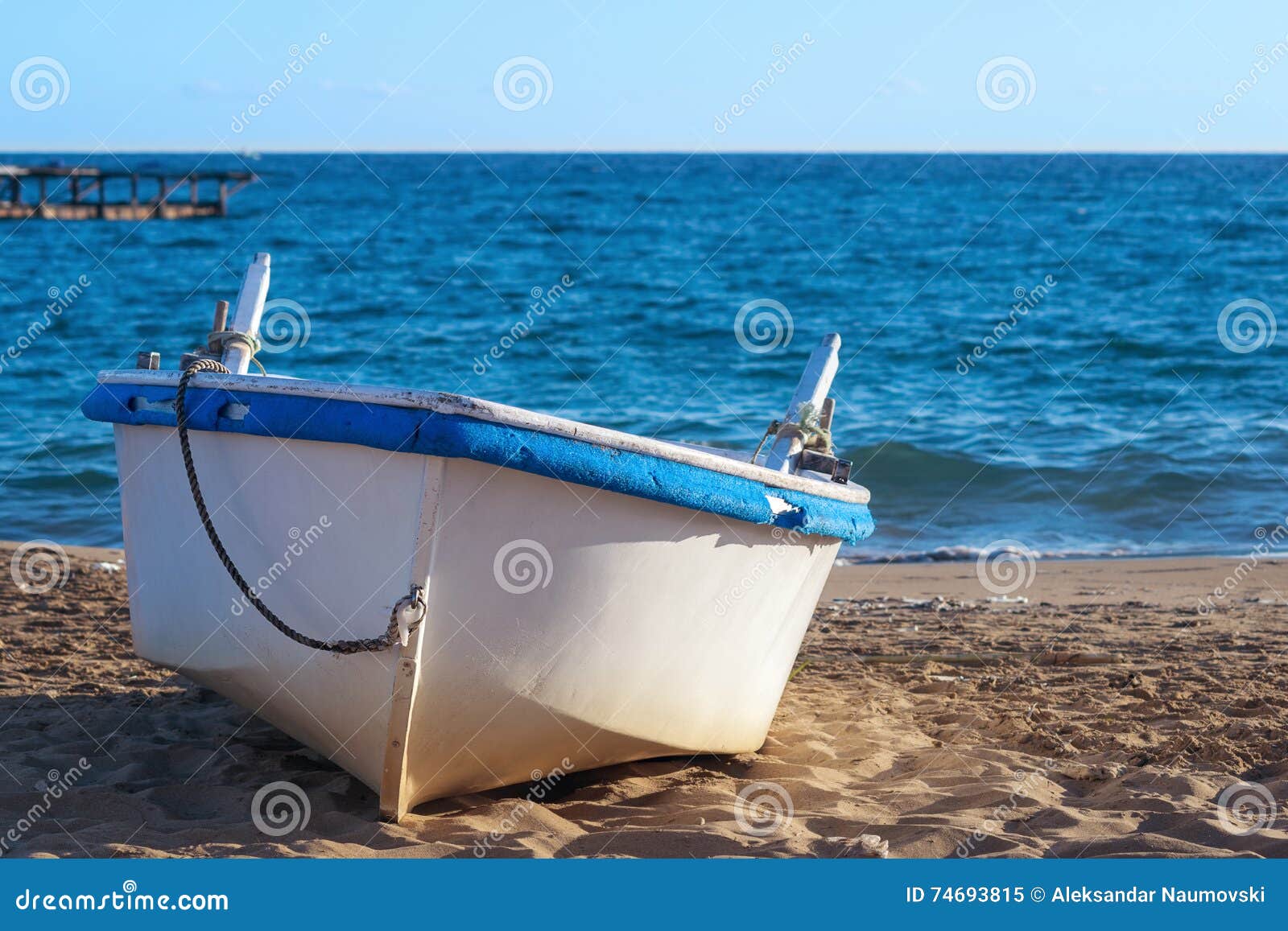 Altes Boot auf Strand stockbild. Bild von motorboot, freizeit - 74693815