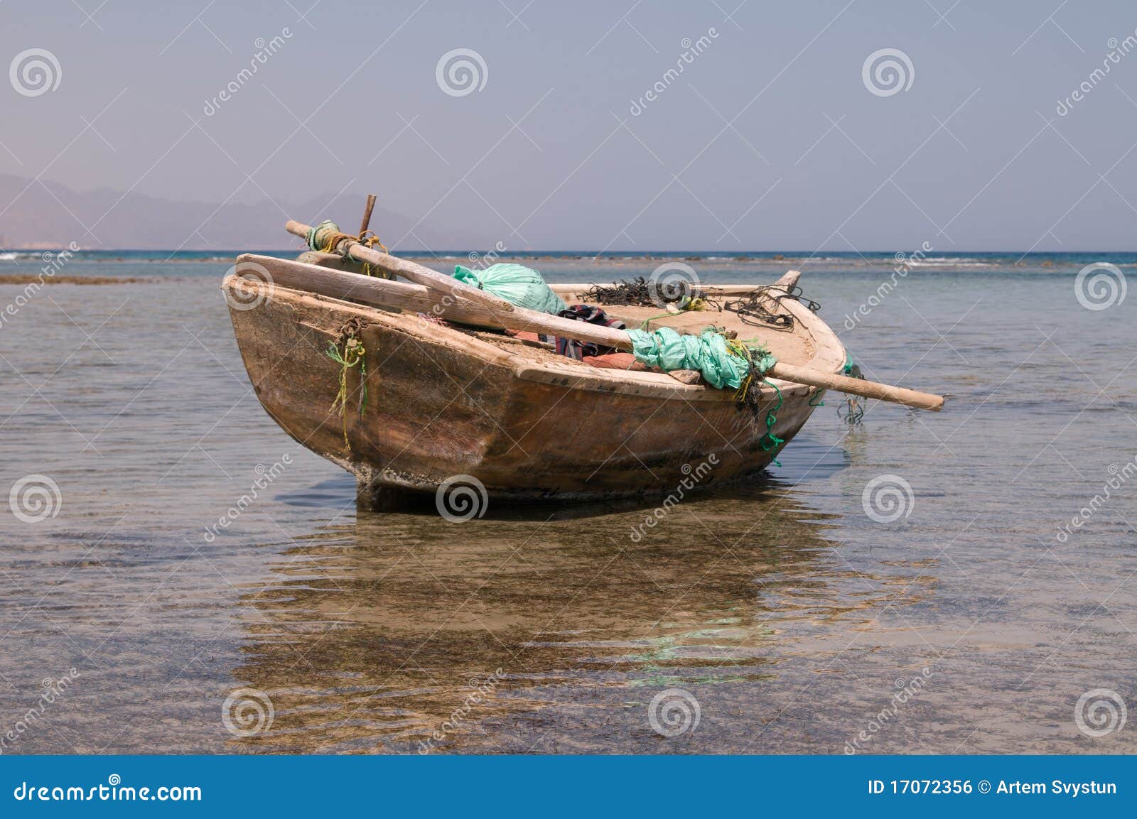 Altes Boot im Meer stockfoto. Bild von hölzern, abfall - 17072356