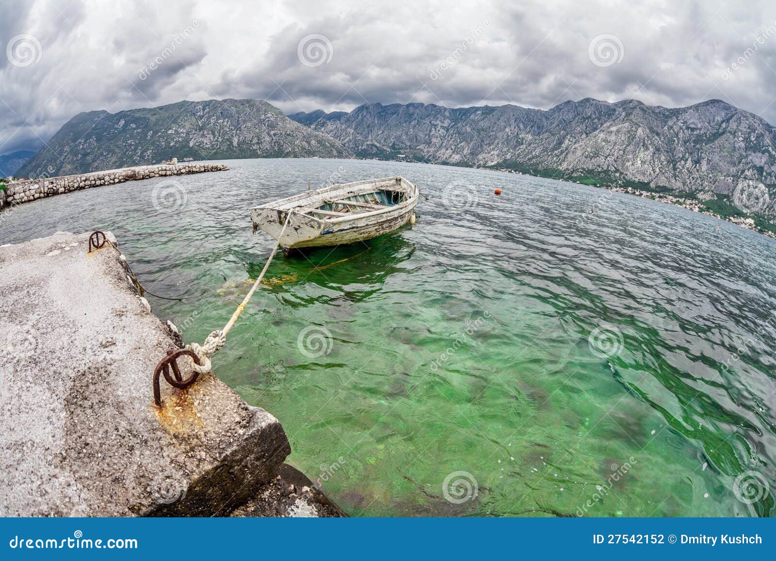 Altes Boot im Meer stockfoto. Bild von schön, nave, nebel - 27542152