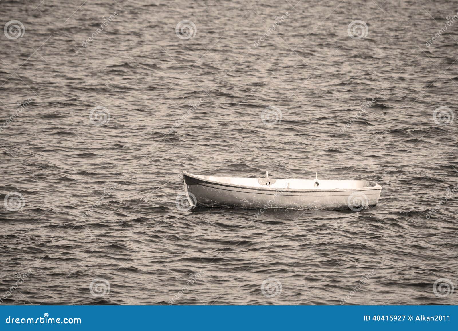 Altes Boot im Meer stockbild. Bild von gebunden, schwarzes - 48415927