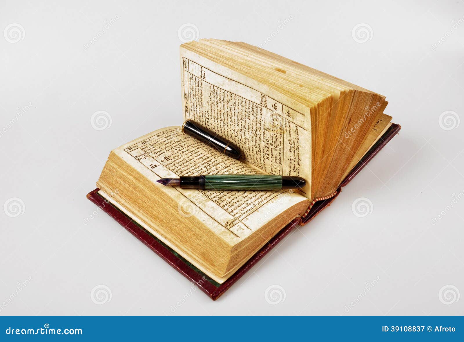 Altes Buch und Stift stockbild. Bild von gelesen, seiten - 39108837