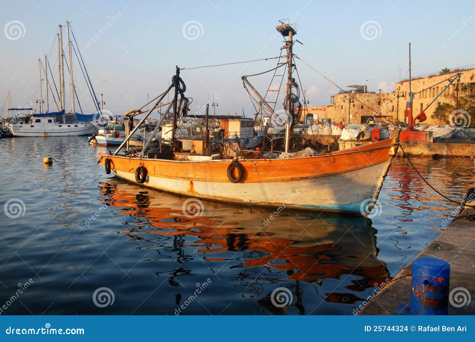 Altes Fischerboot stockfoto. Bild von stadt, sommer, meer - 25744324