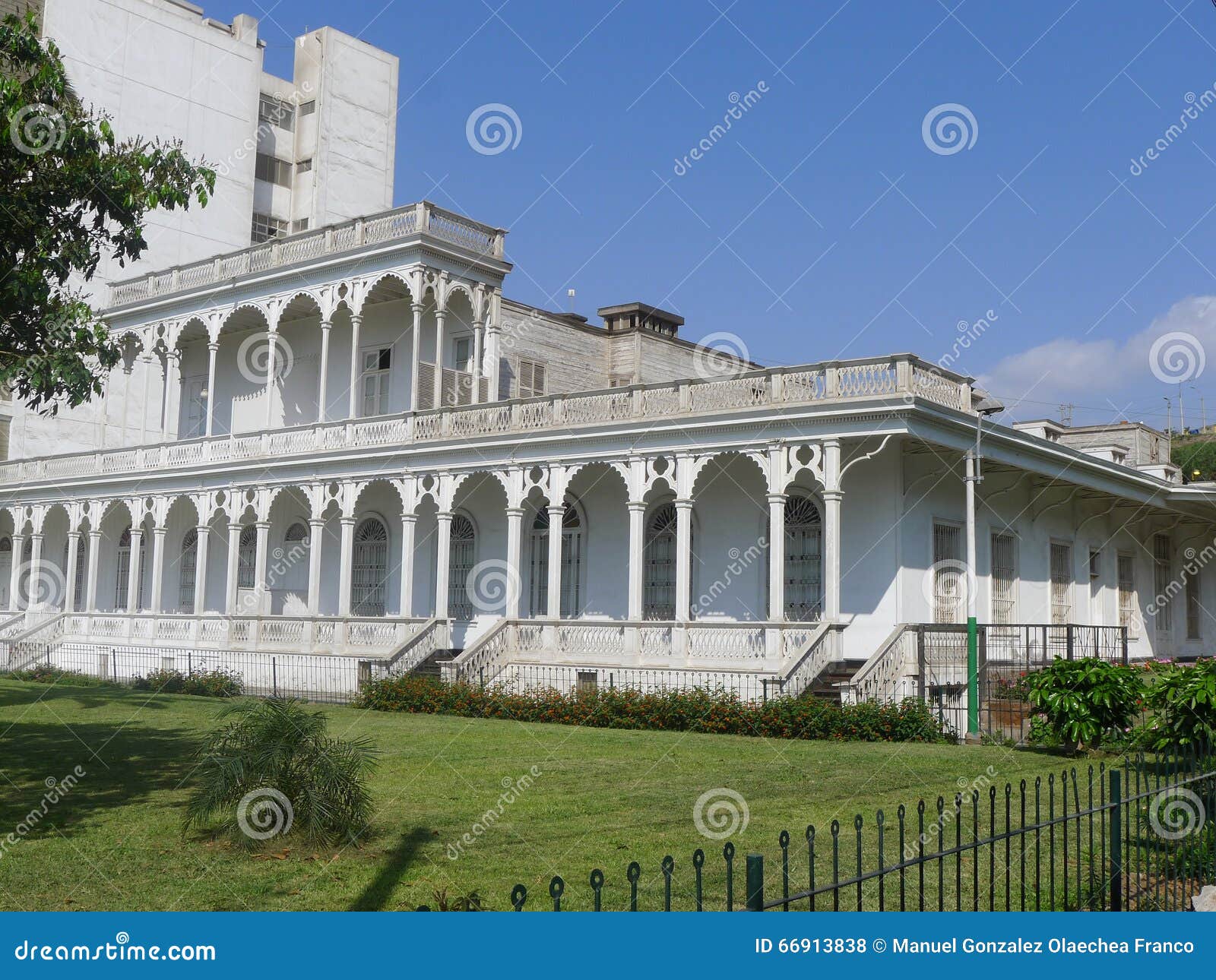 Altes Haus Der Mindestbedingung Im Ancon, Lima, Peru Stockfoto - Bild ...