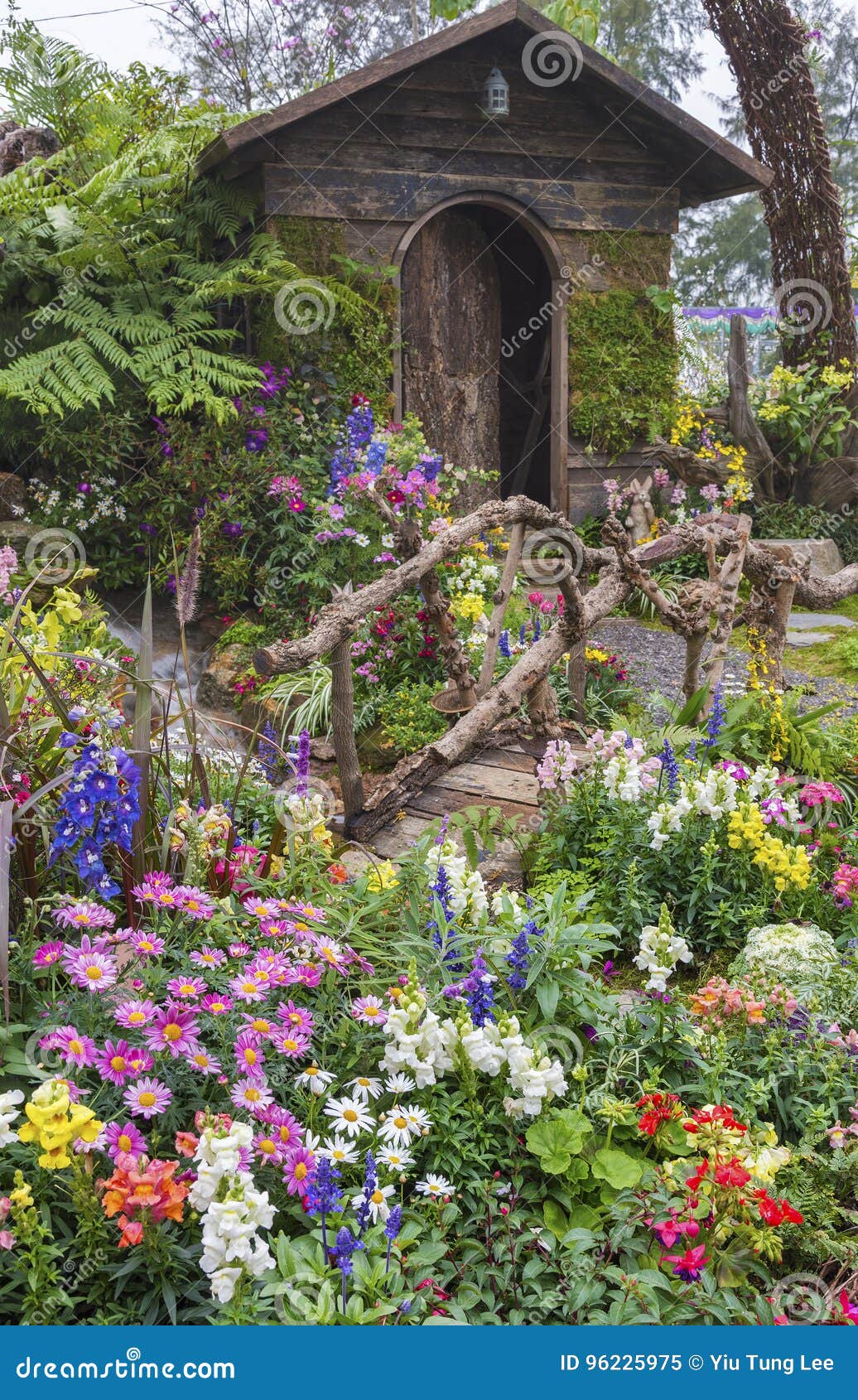 Altes Haus Mit Blumengarten Stockbild - Bild von architektonisch ...