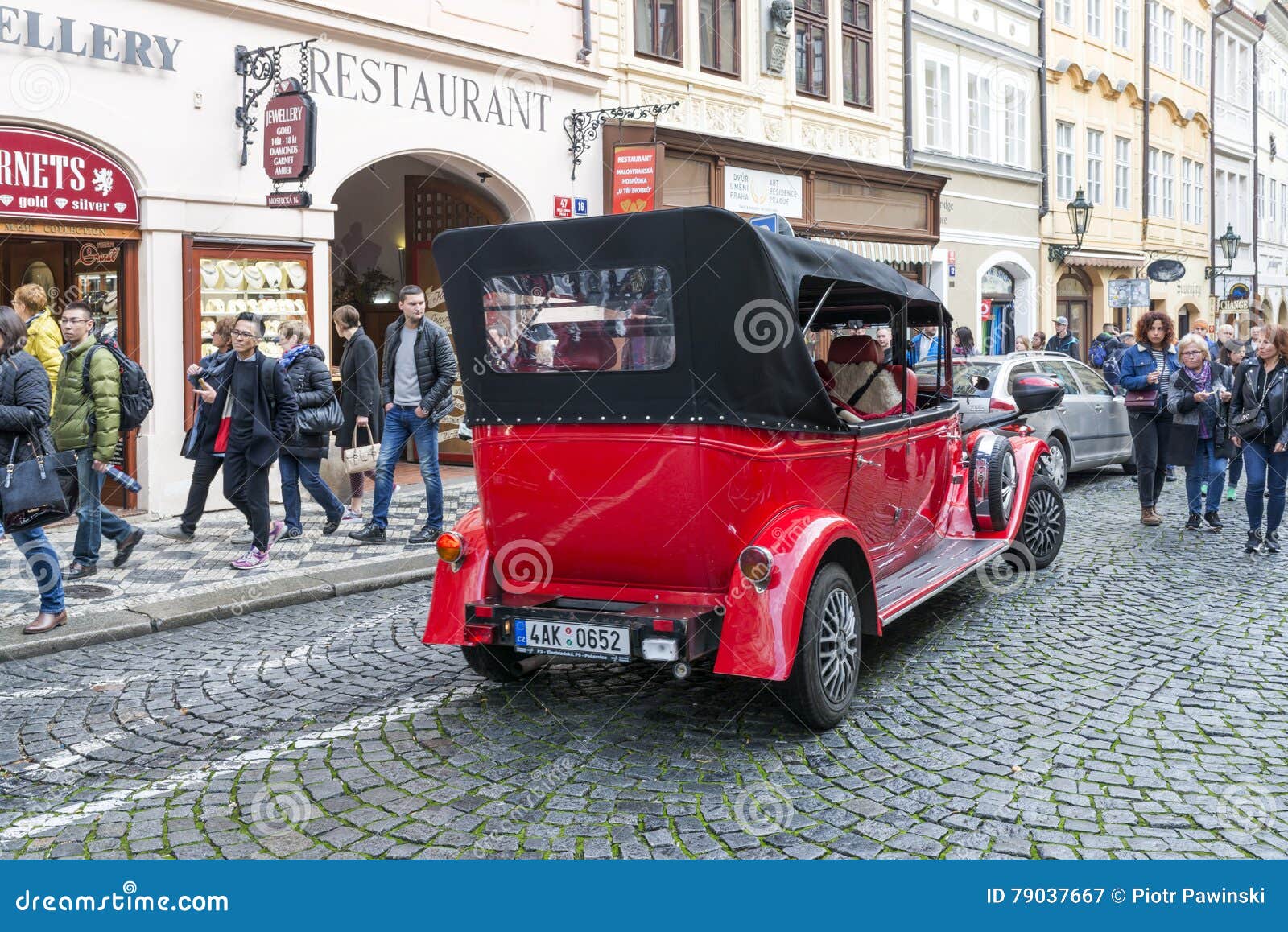 Altes Historisches Rotes Auto in Praga Redaktionelles Stockfotografie ...