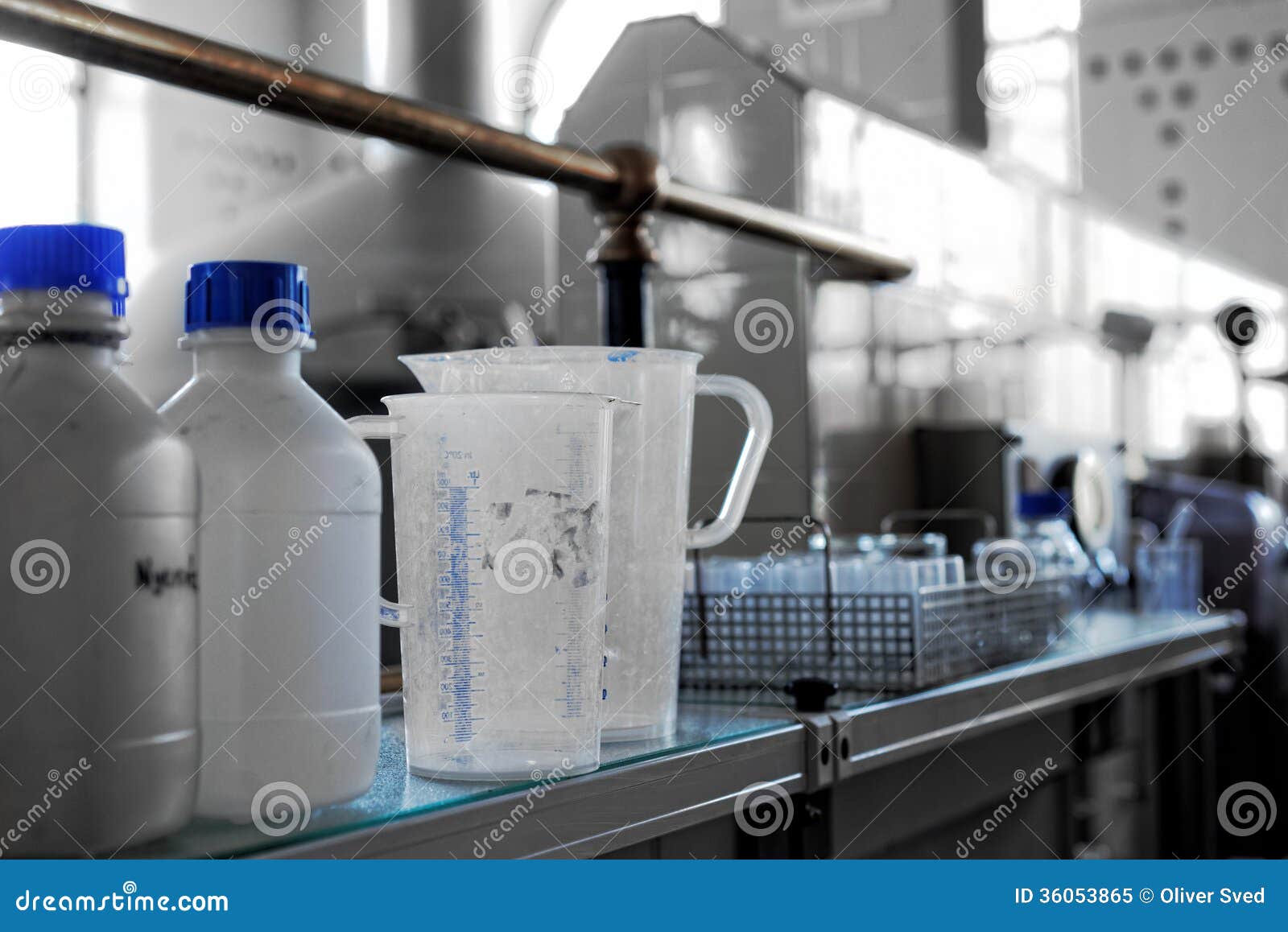 Altes Labor Mit Glas Und Flaschen Stockbild - Bild von flasche ...