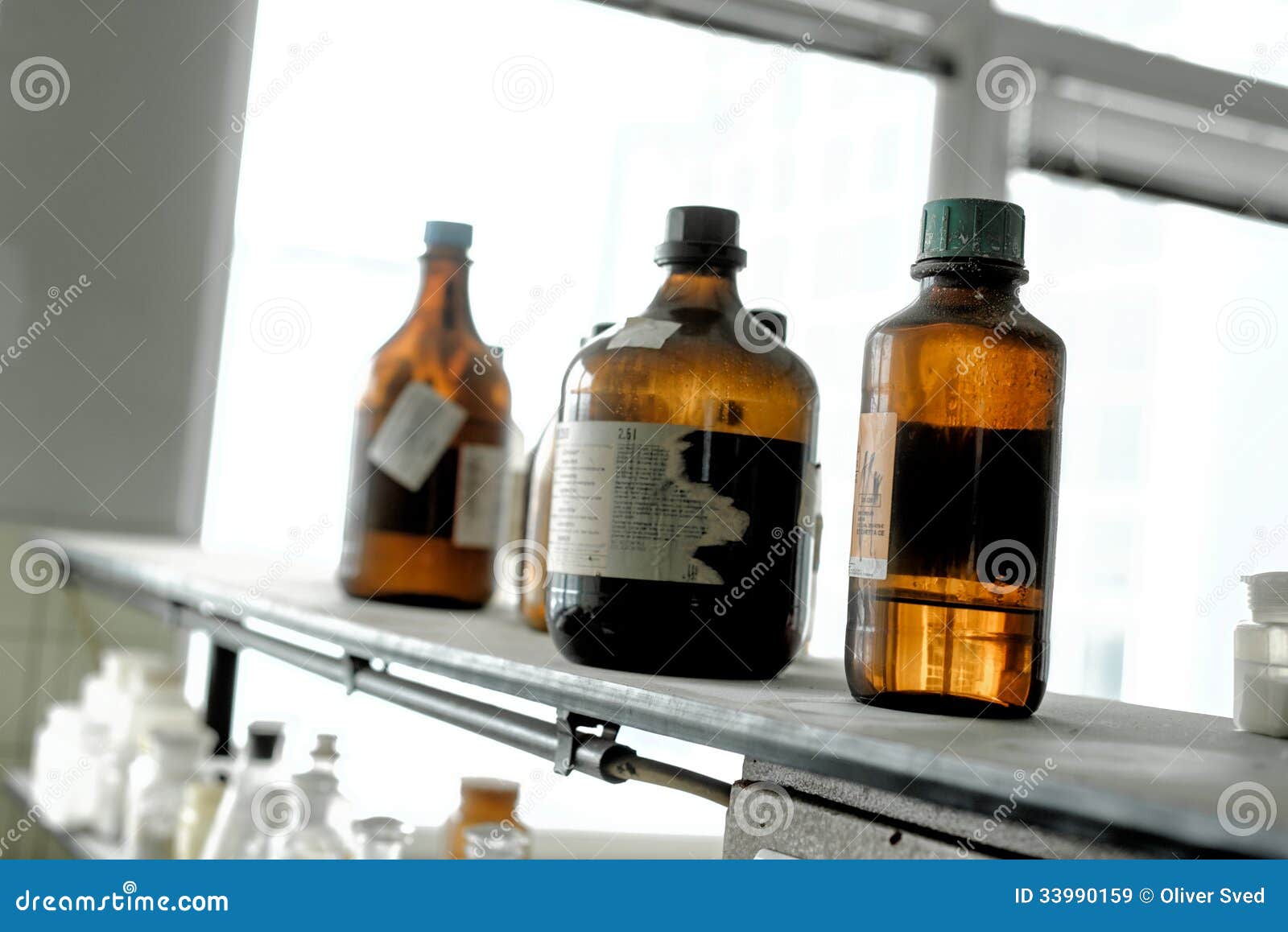 Altes Labor Mit Vielen Flaschen Stockbild - Bild von chemikalie, labor ...