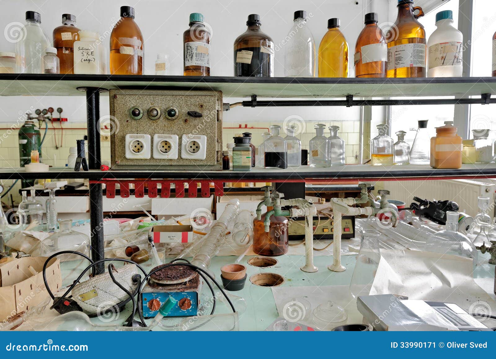 Altes Labor Mit Vielen Flaschen Stockbild - Bild von technologie ...