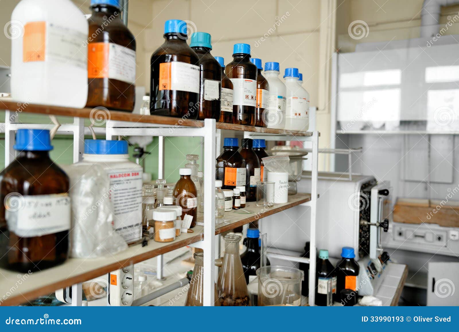 Altes Labor Mit Vielen Flaschen Stockbild - Bild von hintergrund ...