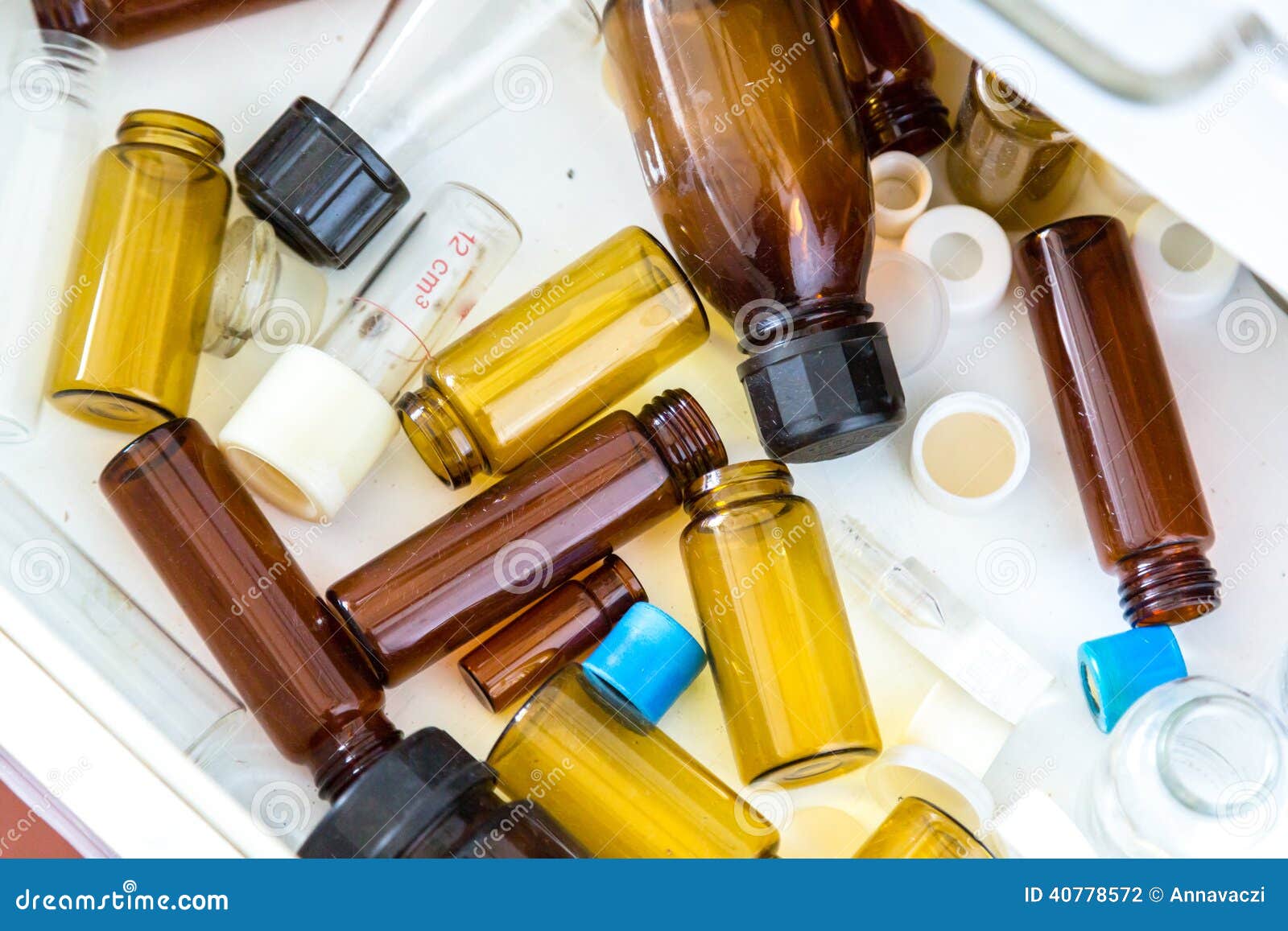 Altes Labor Mit Vielen Flaschen Stockfoto - Bild von flasche ...